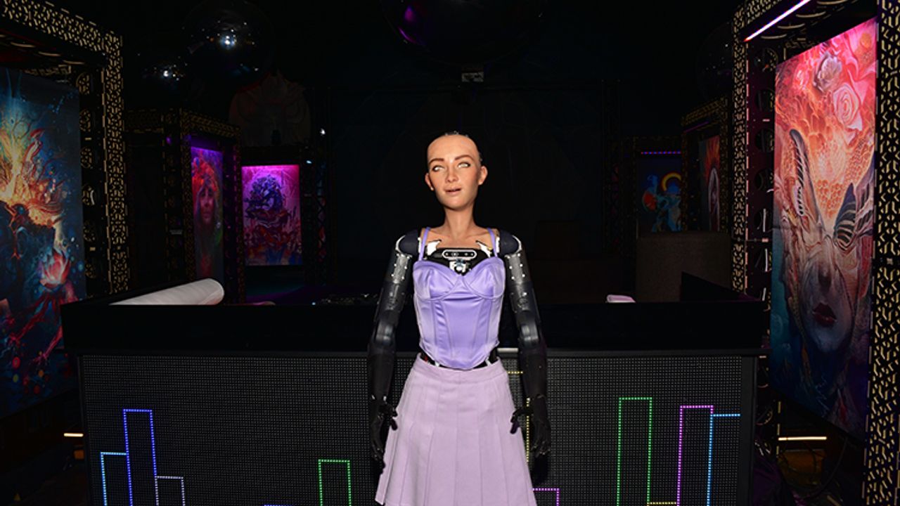 Vatandaşlığa kabul edilen ilk robot tanıtıldı ! - Ordu Yorum